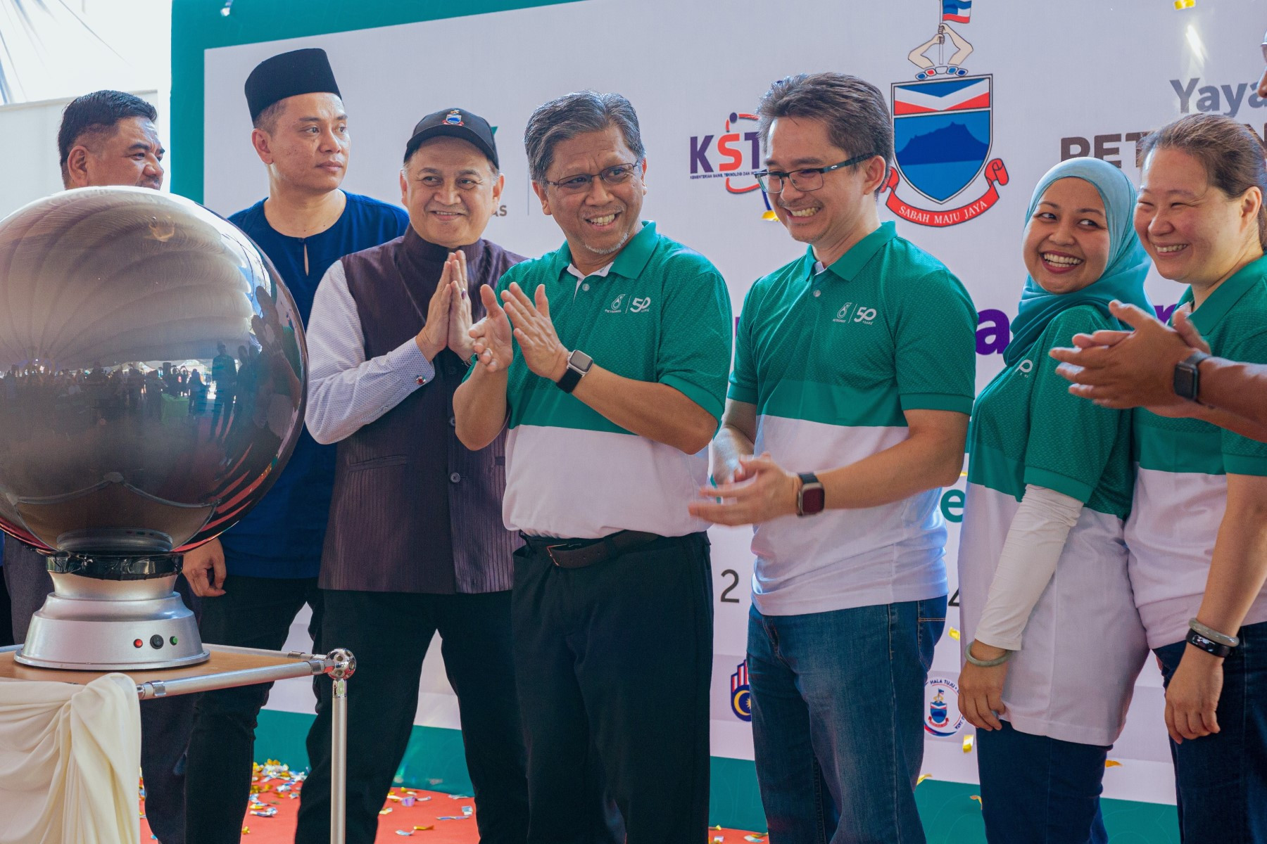 Yayasan PETRONAS Launches Community Initiative for Improved Internet Connectivity at SMK Wallace ...